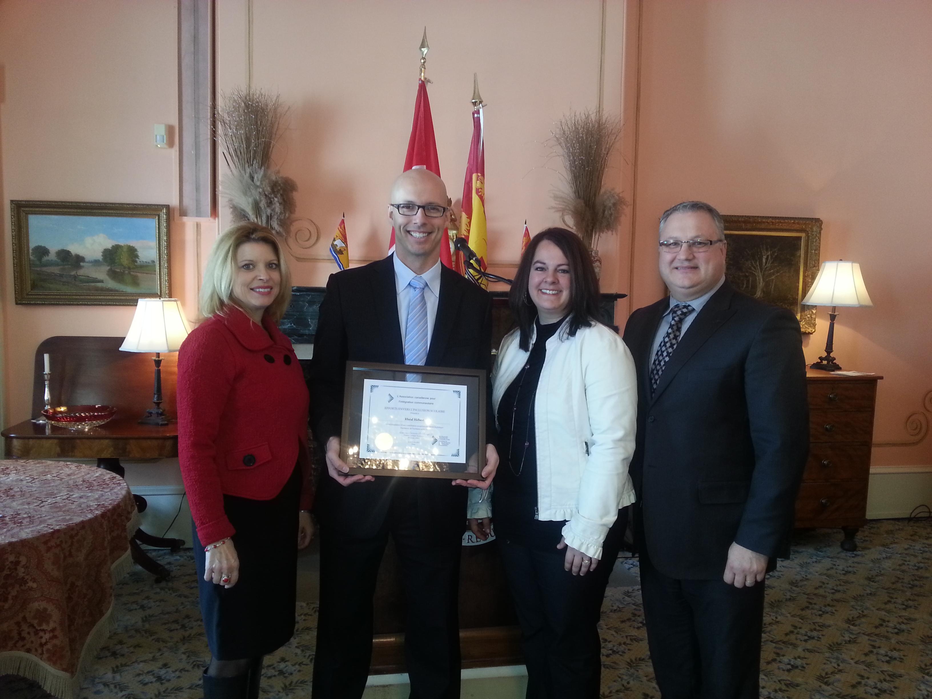 Rhéal Hébert remporte le titre « Enseignant de l’année » - École Grande ...